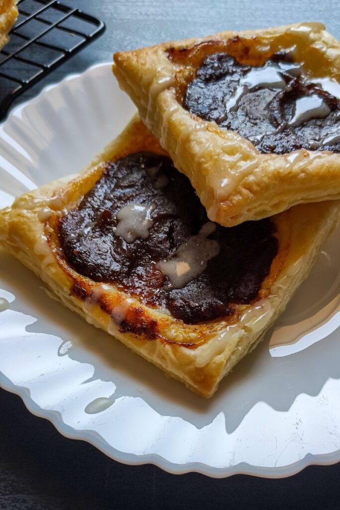 Pumpkin puff pastry with cream cheese - Under 30 minutes fall recipe