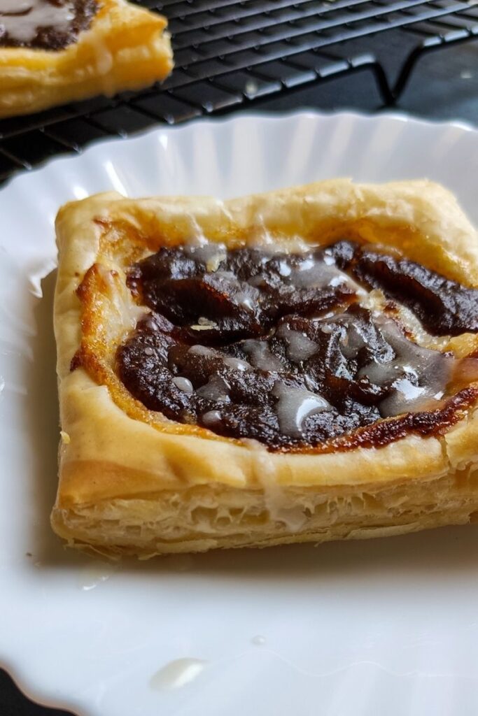Pumpkin puff pastry with cream cheese - Under 30 minutes fall recipe