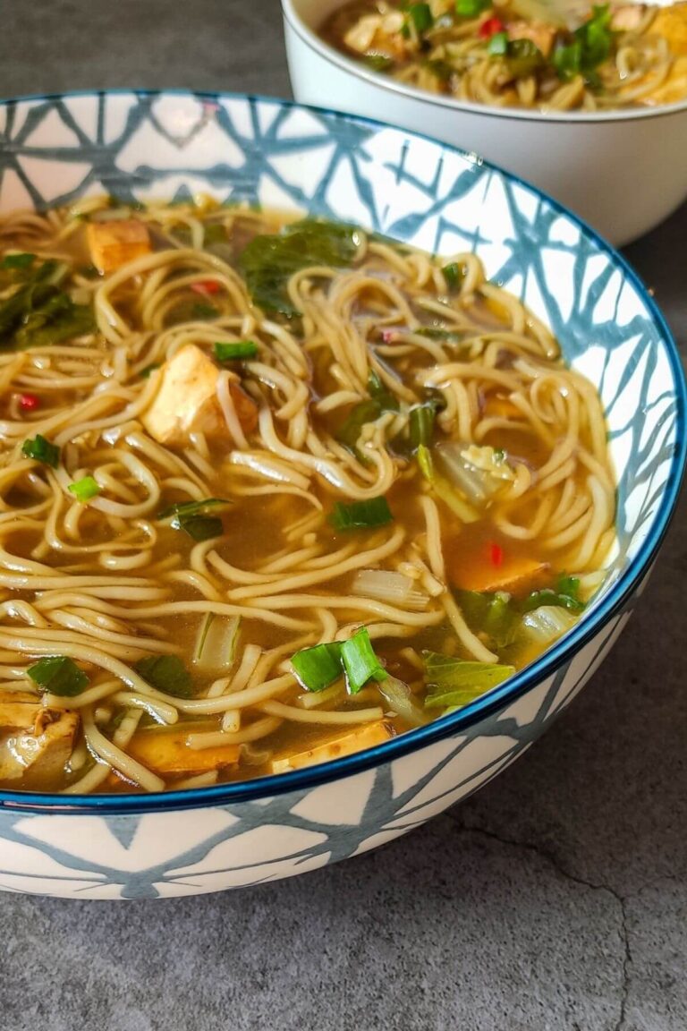 Vegan tofu noodle soup - Easy 25 minutes Asian soup recipe