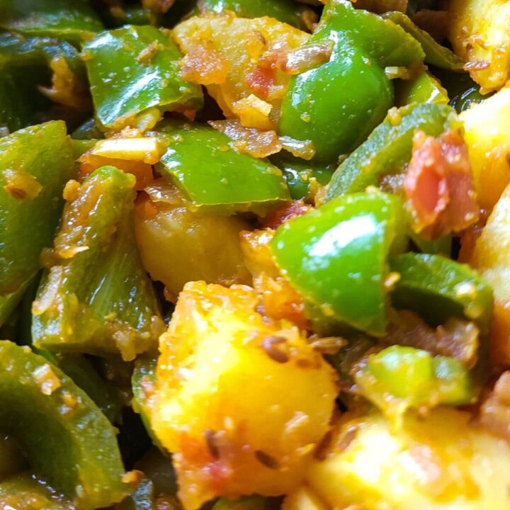 Aloo Shimla mirch (Indian style capsicum with potatoes)