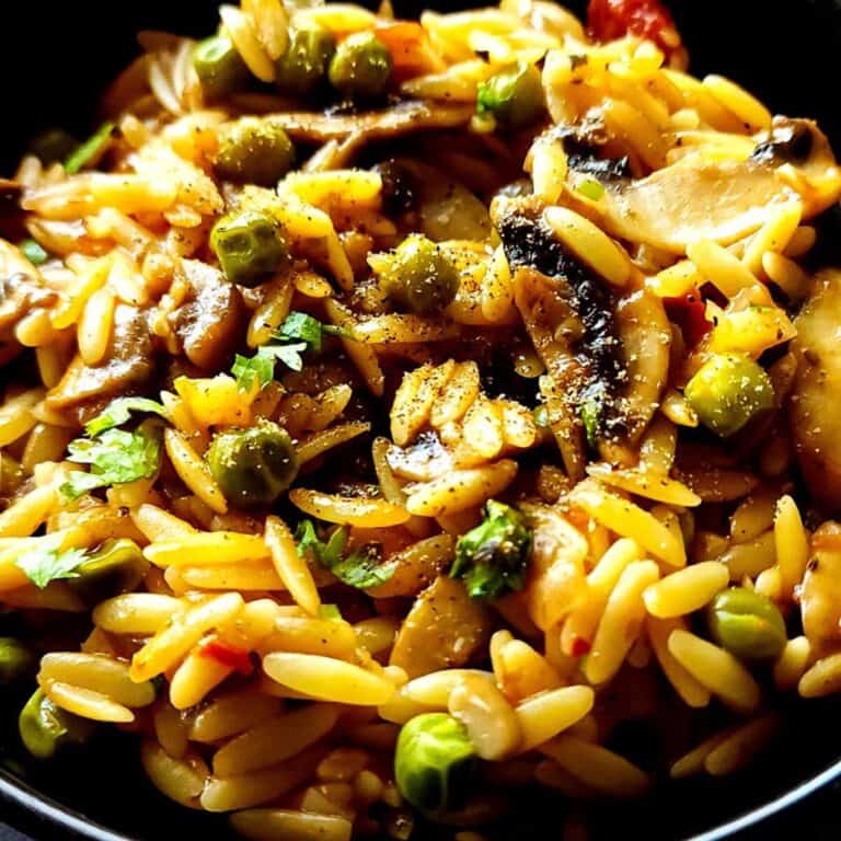 Vegan mushroom orzo with green peas - Greenbowl2soul