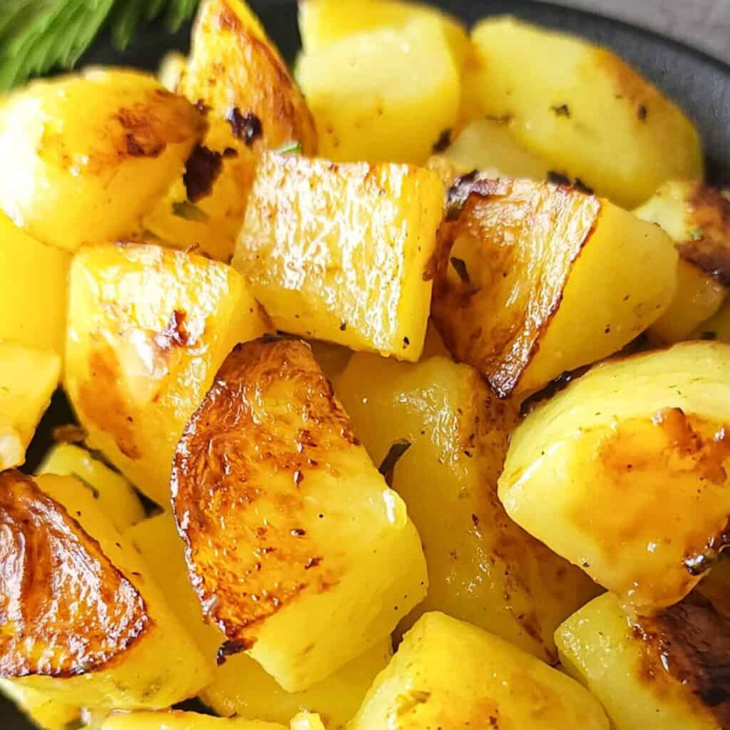 Pan fried potatoes with rosemary and garlic - Greenbowl2soul